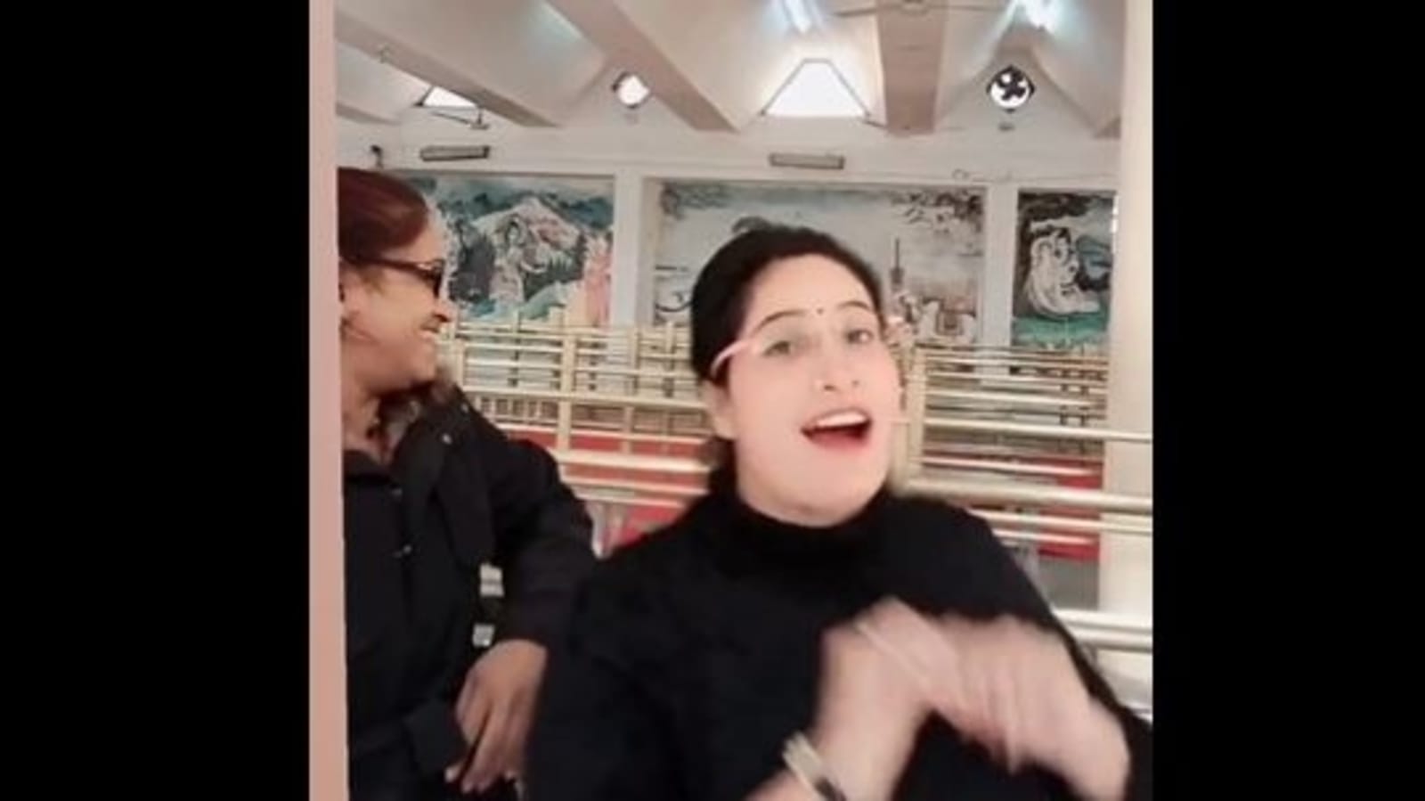 Women security personnel who danced to 'pyar pyar' inside Mahakal ...