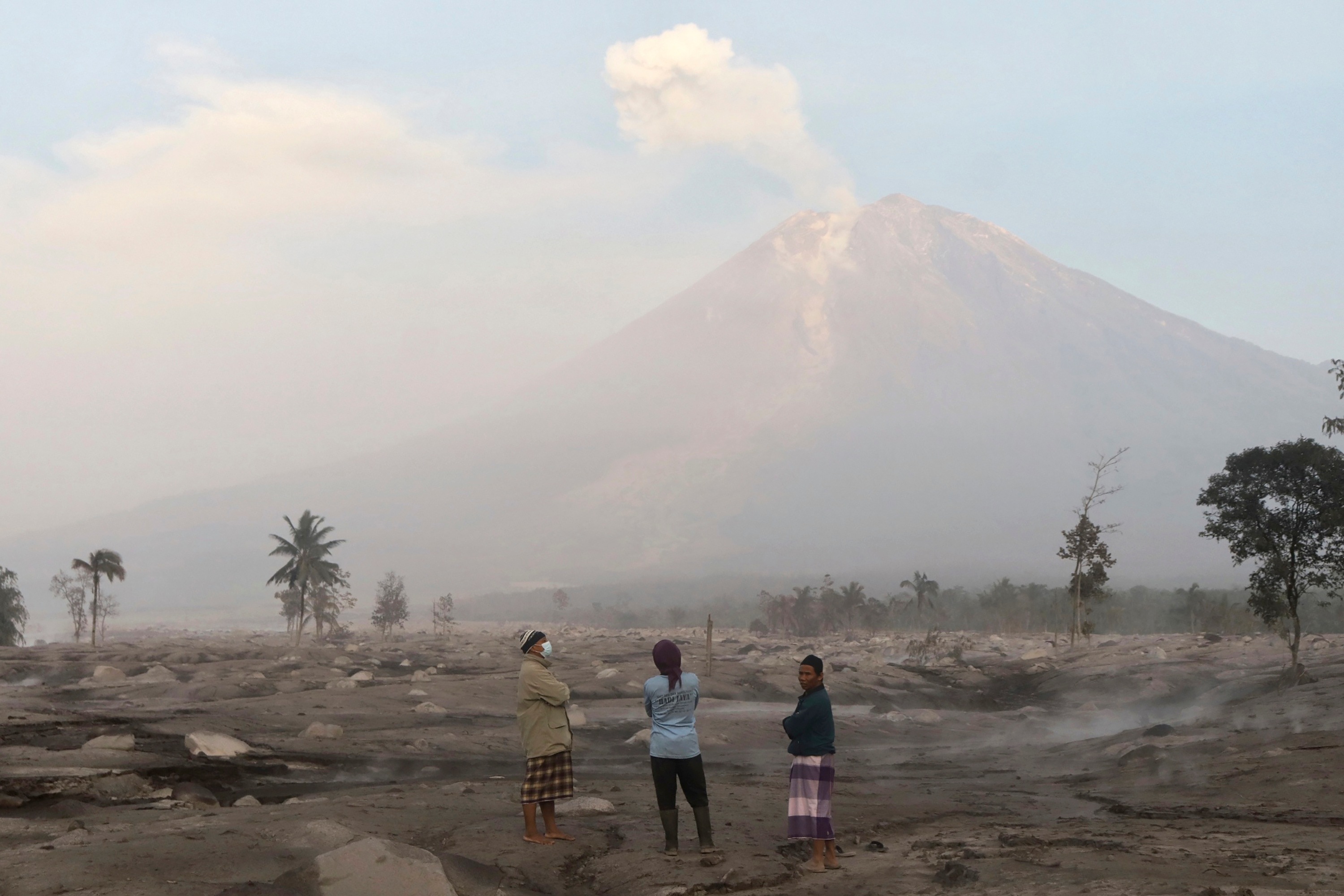 Thousands on alert in Indonesia's Java after Mount Semeru eruption ...