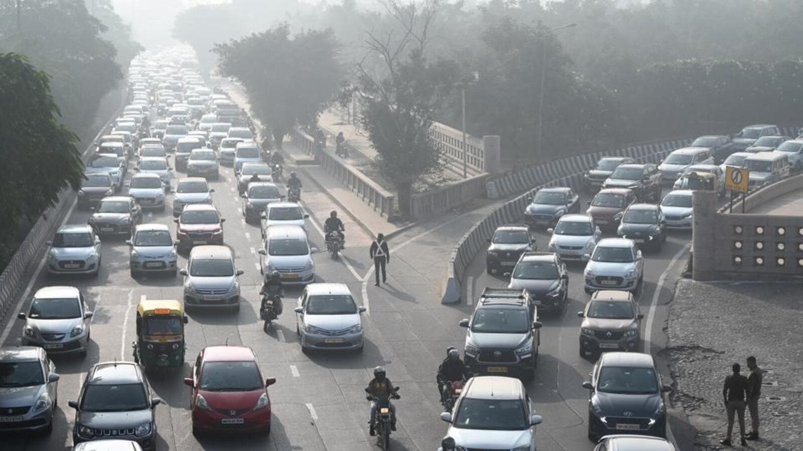 CP reviews traffic issues in Greater Noida: ‘focus on lane management, penalise rule-breakers ...