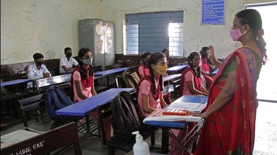 Villagers put up ‘ZP go back’ banner outside Wablewadi school ...