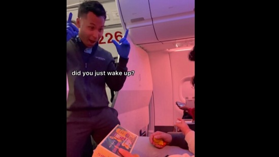 Flight attendant communicates with baby in sign language, wins hearts ...