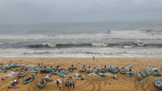 Cyclone Mandous brings heavy rainfall before hitting Tamil Nadu coast | Pics | Hindustan Times