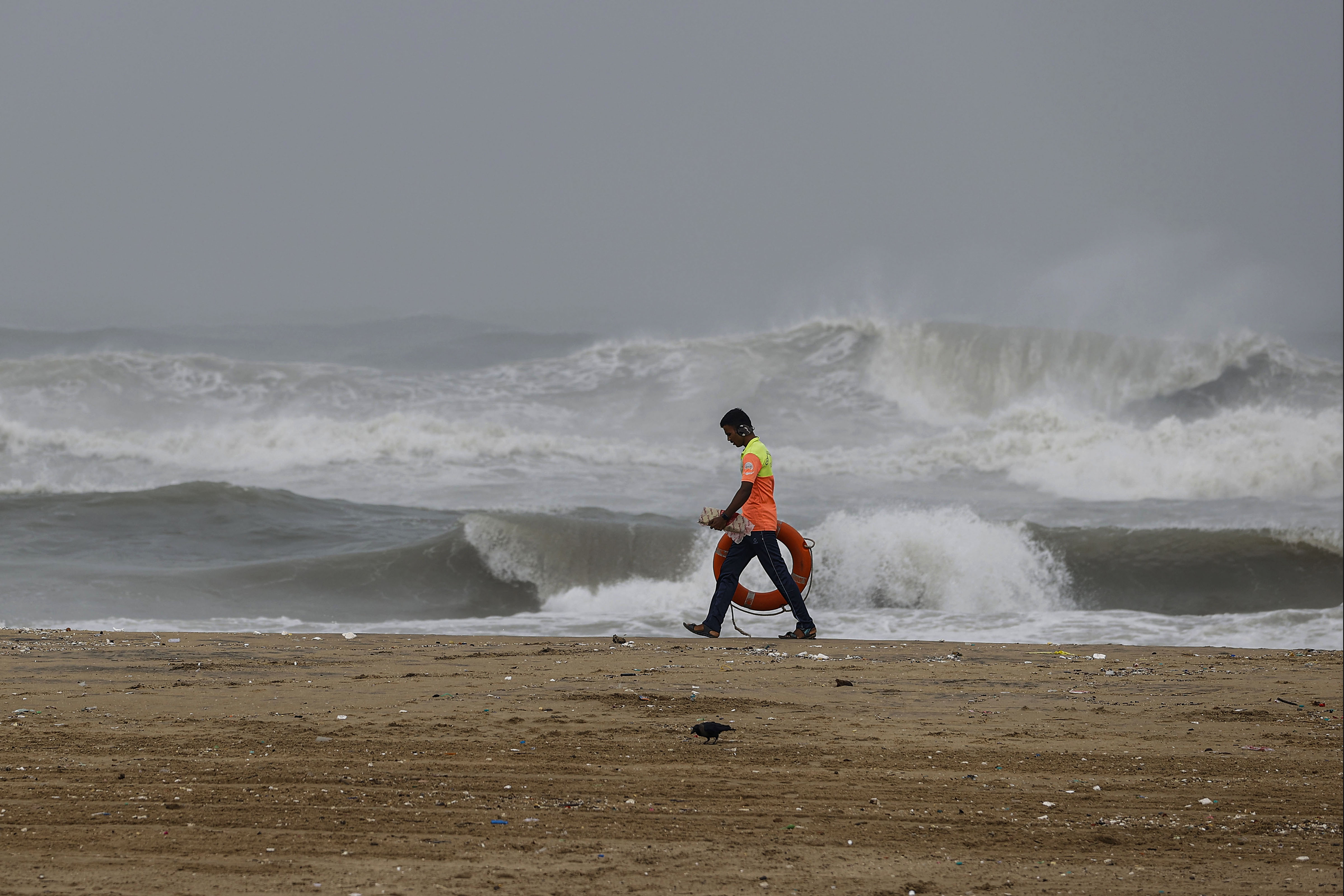 Cyclone Mandous: ಮಾಂಡೌಸ್ ಚಂಡಮಾರುತ ಎಫೆಕ್ಟ್; ತಮಿಳುನಾಡು ಕರಾವಳಿಯಲ್ಲಿ ಭಾರಿ ಮಳೆ-cyclone mandous brings ...