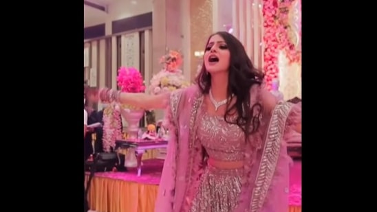 Groom's sister dances to Main Aayi Hu UP Bihar Lootne, sets stage on ...