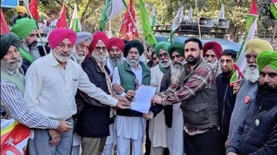 Seeking MSP, Samyukt Kisan Morcha members carry out march in Ludhiana ...
