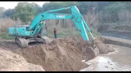 Chandigarh admn starts desilting work at Patiala Ki Rao after 20 years ...