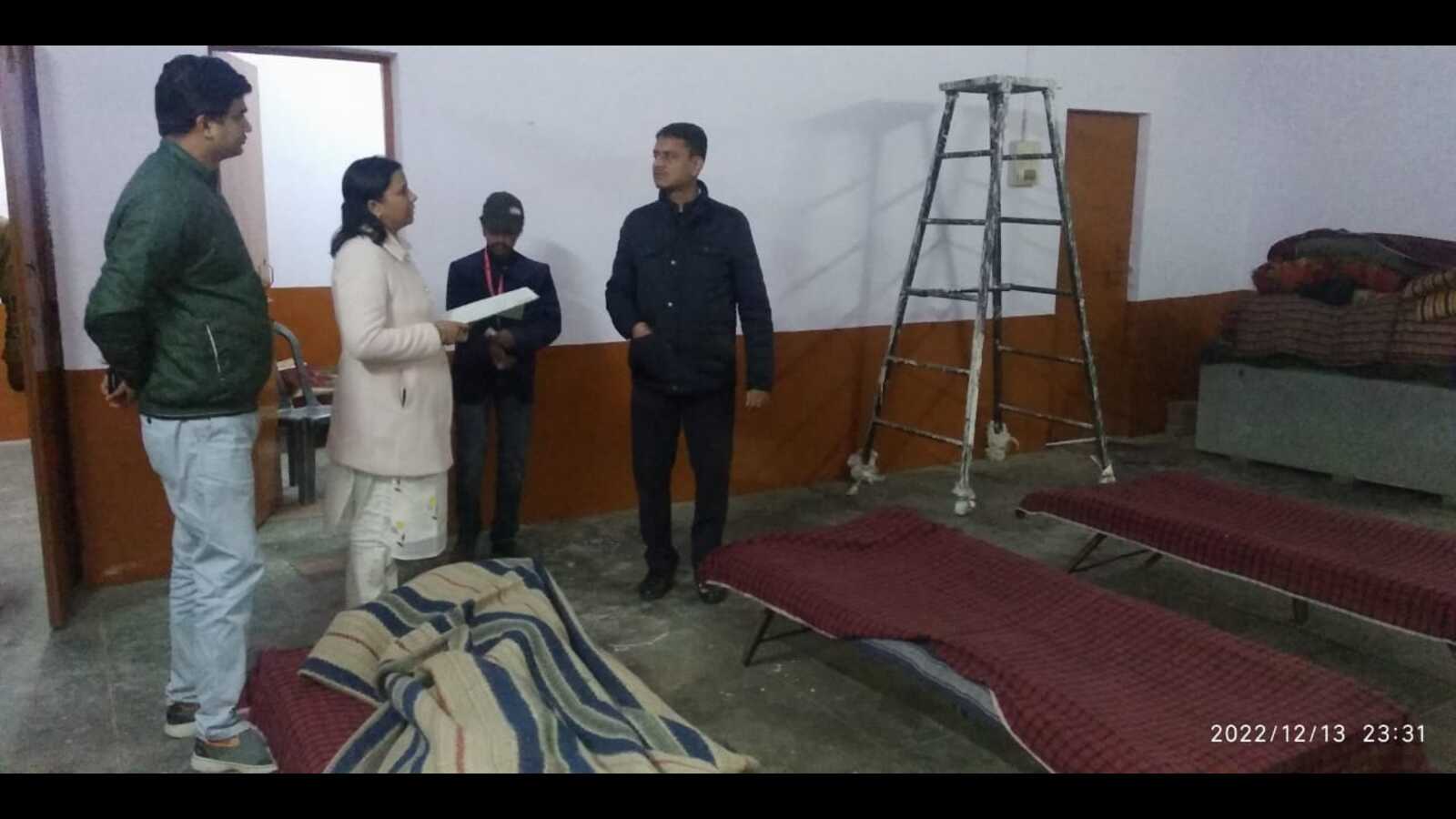 Varanasi DM inspects raen baseras, distributes blankets to homeless ...