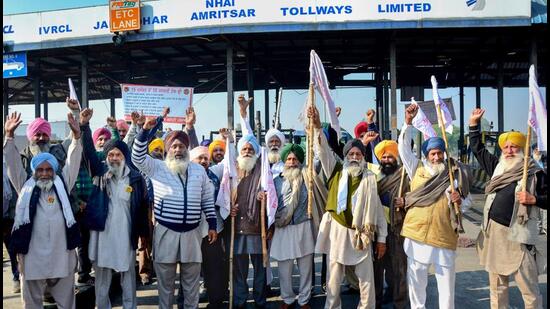 Protesting farmers lay siege to 18 toll plazas in Punjab | Latest News ...