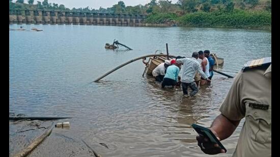 Four die of electrocution in Bhor while lowering water motor in Neera ...