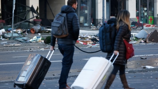 World's largest aquarium containing more than 1,500 fish explodes in ...