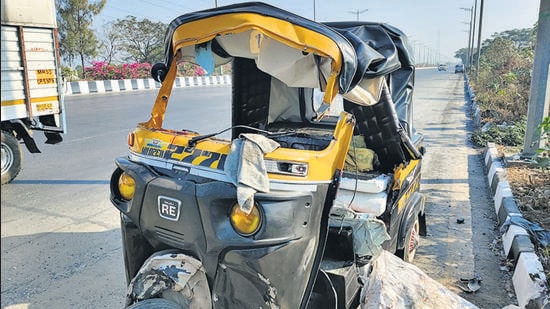 Woman killed, four injured as auto crashes into trailer truck | Mumbai news