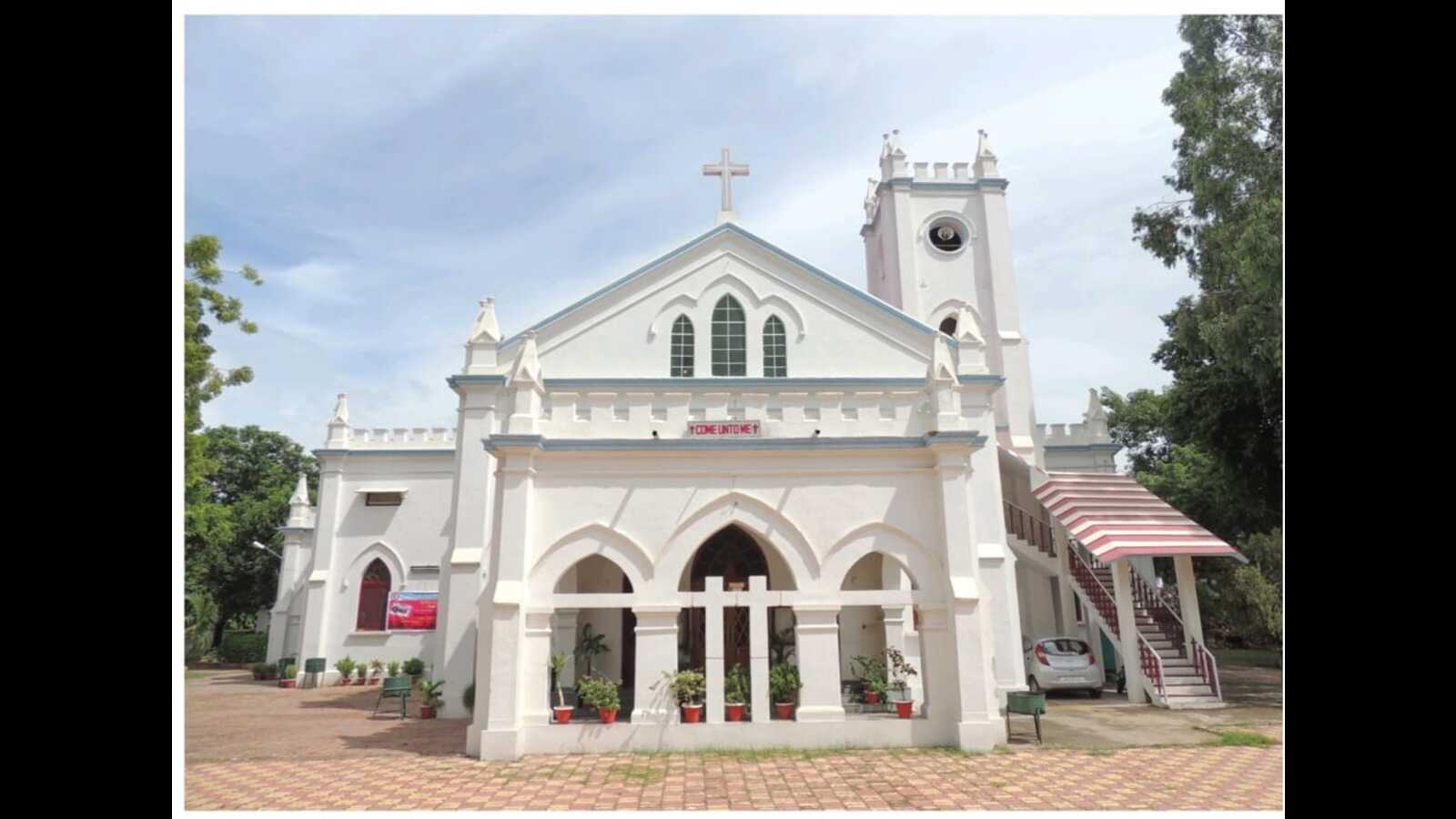 Lucknow churches rush to prepare, meet Christmas deadline - Hindustan Times