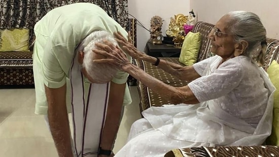5 heart-warming photos of PM Modi with his mother, Heeraben Modi ...