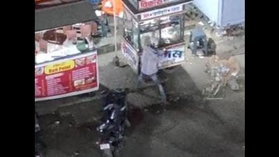 Koyta gang-style terror near Sinhagad College, civilians attacked with ...