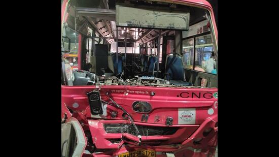 PMPML bus brake fails, rams into multiple vehicles at Wakdewadi | Hindustan Times