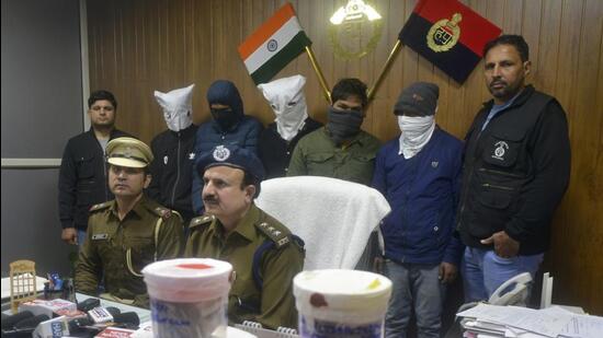 ‘Victim’ among five held for robbing ₹24 lakh in Chakkarpur | Hindustan Times