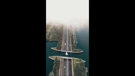 The 'reverse bridge' of the Netherlands has left netizens mesmerised ...