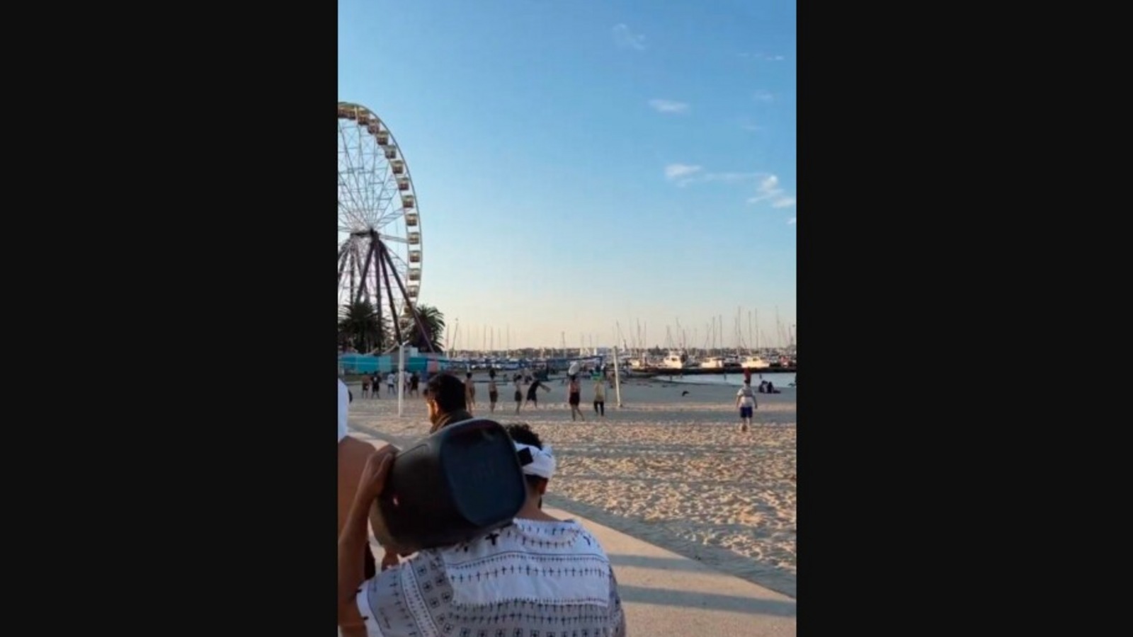 Man plays Ajay Devgn and Karisma Kapoor’s Aaye Hum Barati on speaker at ...