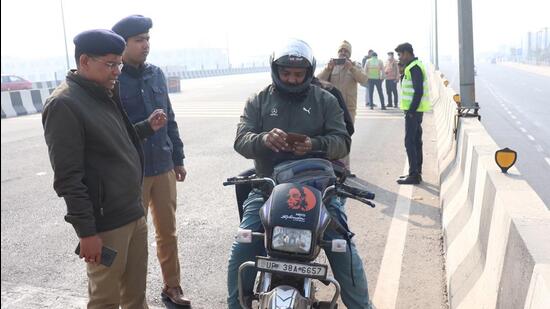 Challans worth ₹20k issued to two-wheeler drivers for entering DME, EPE | Hindustan Times