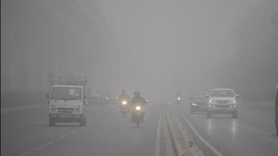 Dense fog disrupts traffic on Delhi-Gurgaon e-way | Hindustan Times