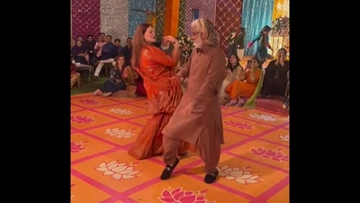 Pakistani couple dances to Bipasha Basu’s Beedi Jalaile at a wedding ...