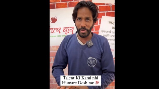 Tea vendor perfectly mimics Amitabh Bachchan, Hrithik Roshan, and more ...
