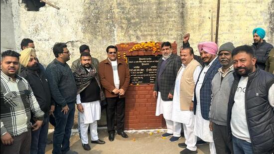 Ludhiana: AAP MLAs inaugurate tubewell in Ward Number 64 | Hindustan Times