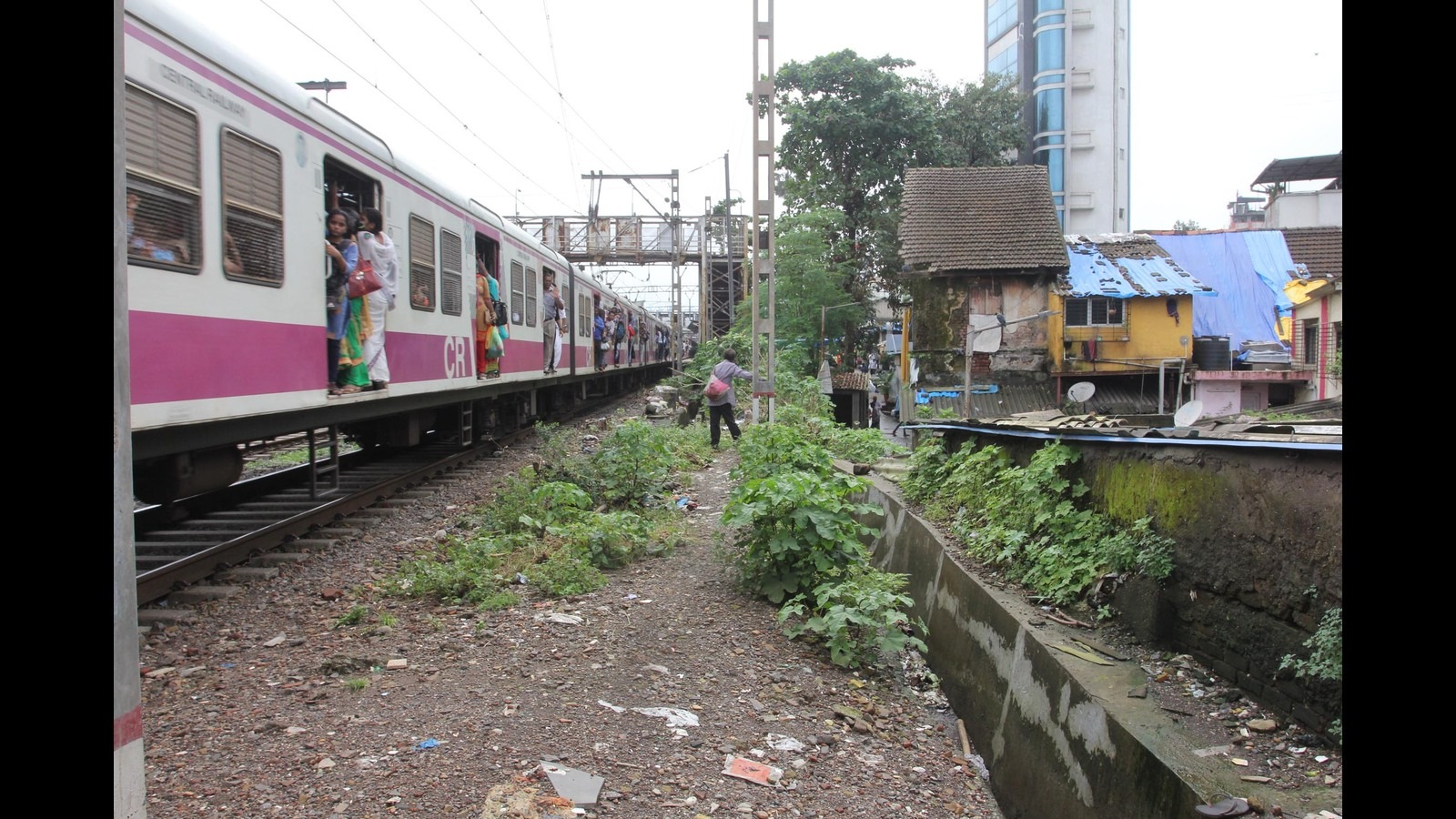 Pune railways to build protective wall at stone-pelting hotspots ...