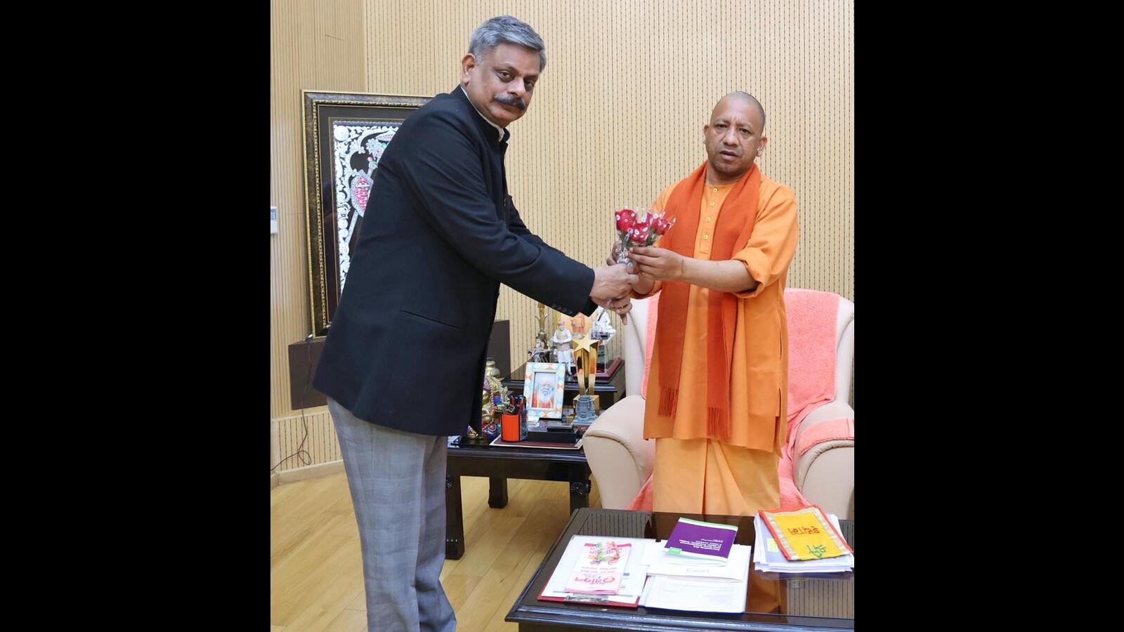DDU varsity V-C meets CM Yogi Adityanath | Hindustan Times