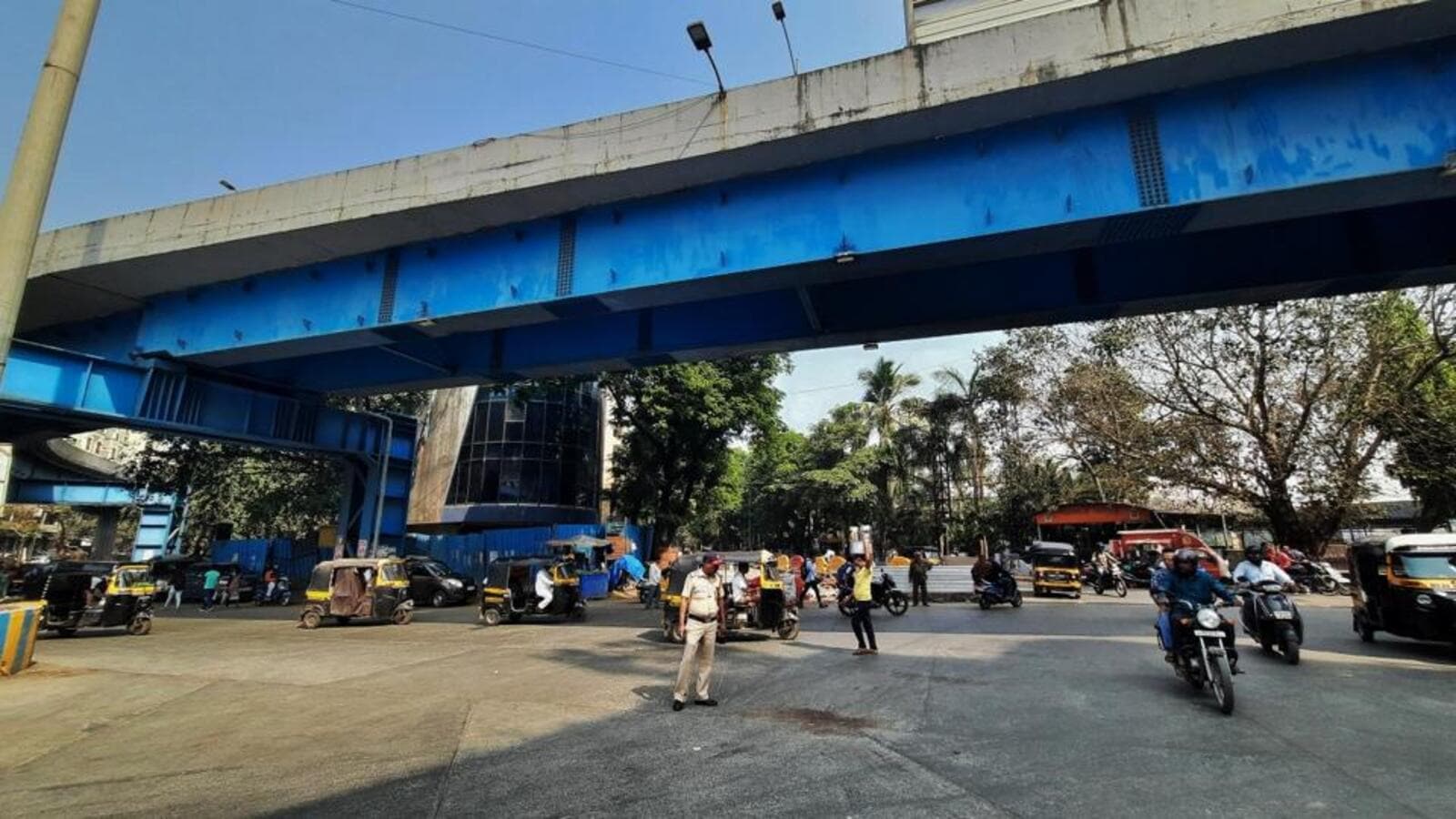 2 friends killed after bike hits wall of Thane flyover | Mumbai news ...