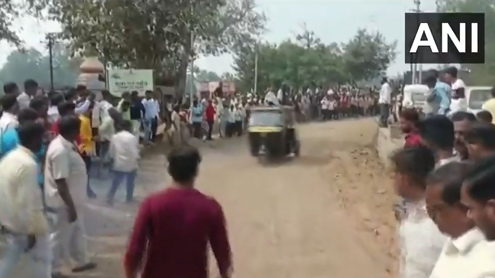 Reverse auto rickshaw driving competition in Maharashtra thrills people ...