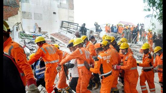 Lucknow building collapse: Sensor robot, sniffer dogs helped save 14 ...