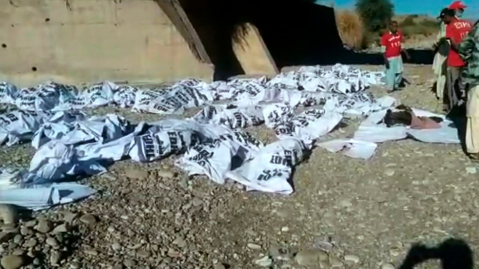 40 killed as passenger bus falls into ravine in Pakistan | Hindustan Times