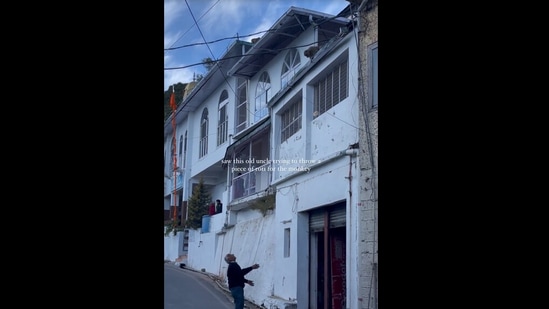 Elderly man’s efforts to feed monkey perched atop a roof wins hearts ...