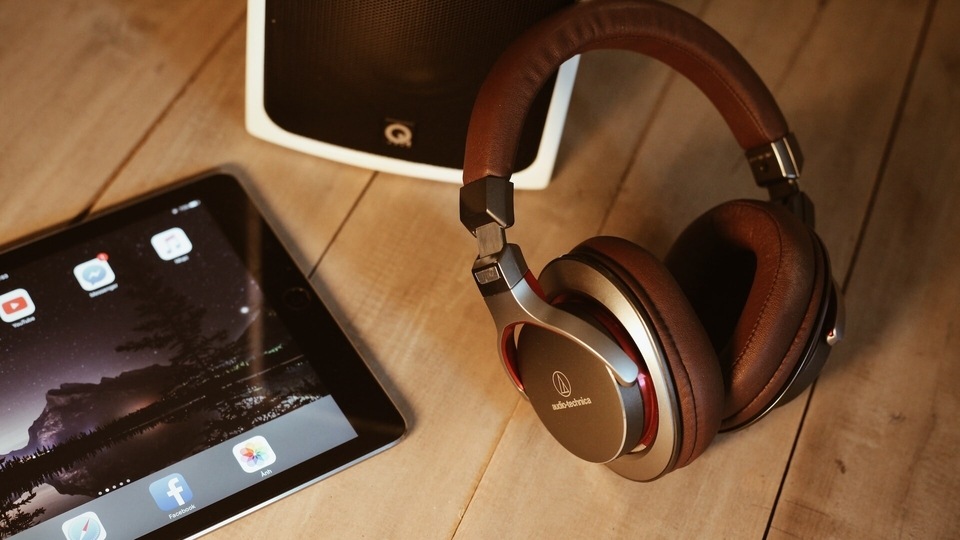 Top 8 headsets for tablets: Buyer's guide | HT Shop Now
