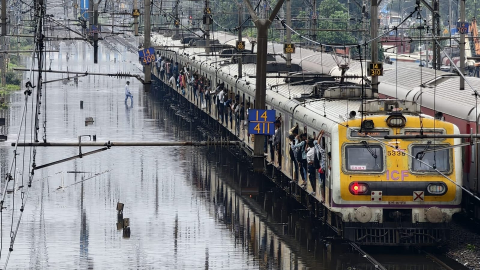 Mumbai rain: Low-lying areas flooded, trains disrupted, schools ...