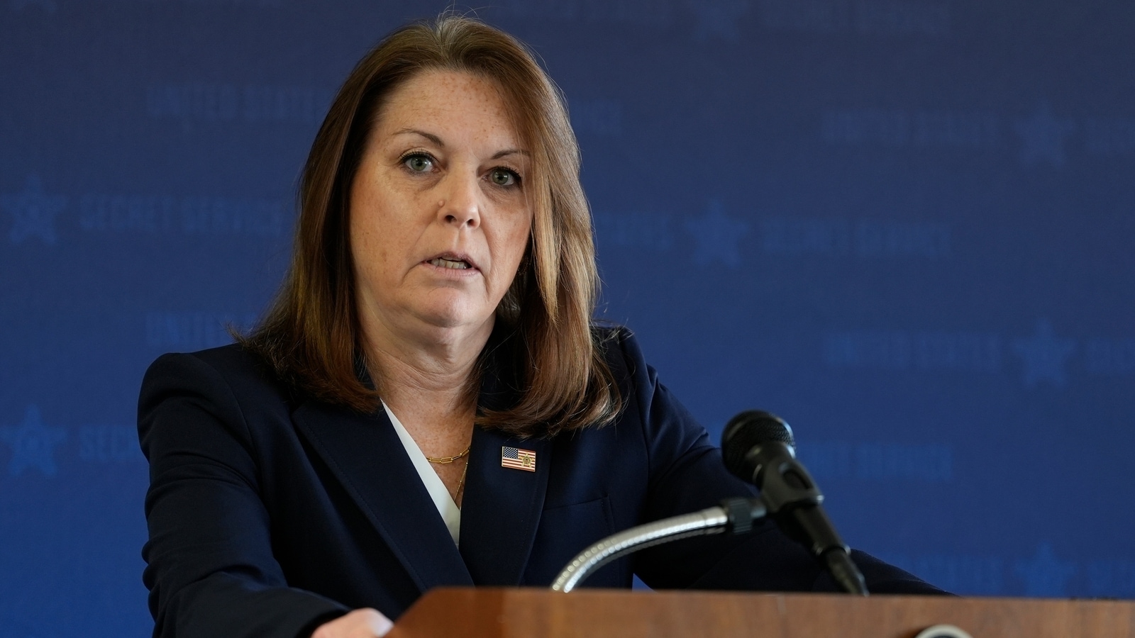 Wild video shows GOP senators chasing down Secret Service Director at ...