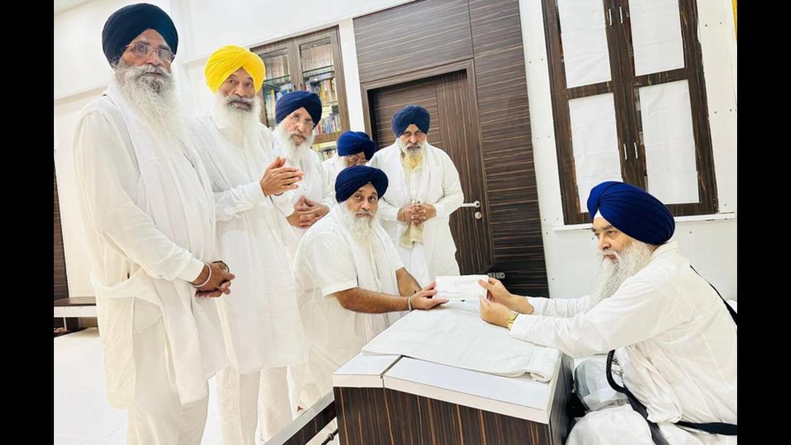 Punjab: SAD chief Sukhbir appears before Akal Takht, submits ...