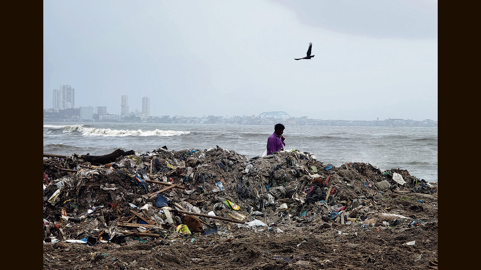 Mahim beach fills up with garbage | Mumbai news
