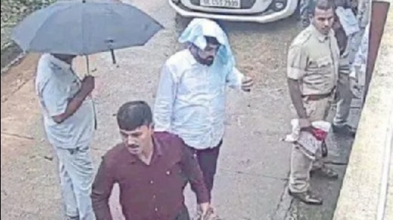 Robbers posing as I-T officials try to raid home, searches on | India News