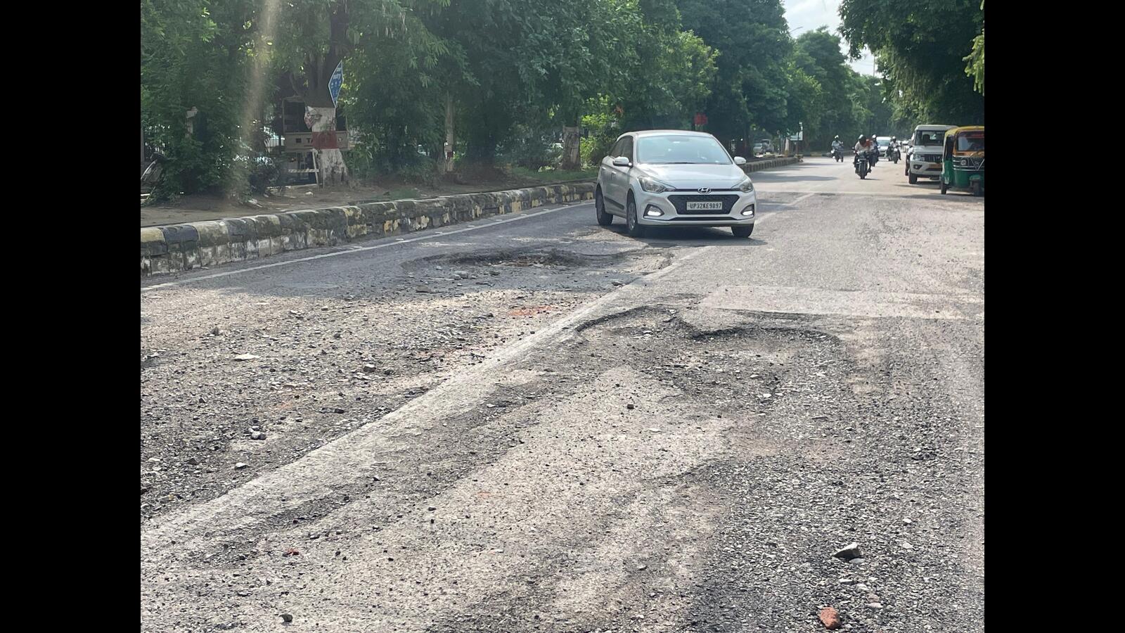 Heavy downpour leaves Lucknow roads riddled with potholes | Hindustan Times