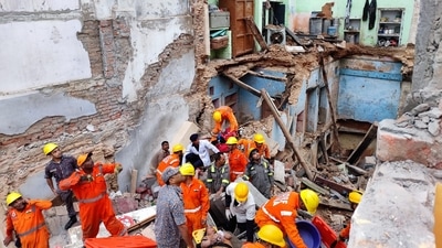 Varanasi: Two houses collapse near Kashi Vishwanath temple, 1 killed, 8 ...