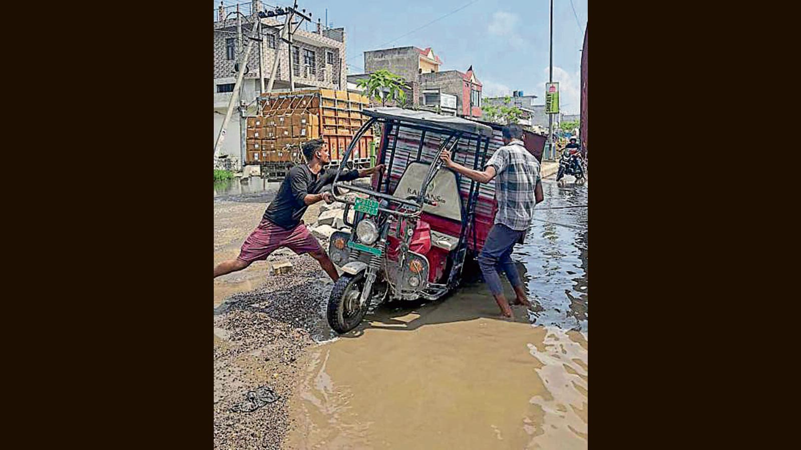 Ludhiana: 15 days on, sewage overflow persists on Rahon Road ...