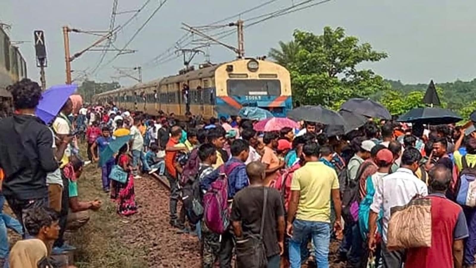 6 passengers, panicked over fire rumour, jump from moving train in UP ...