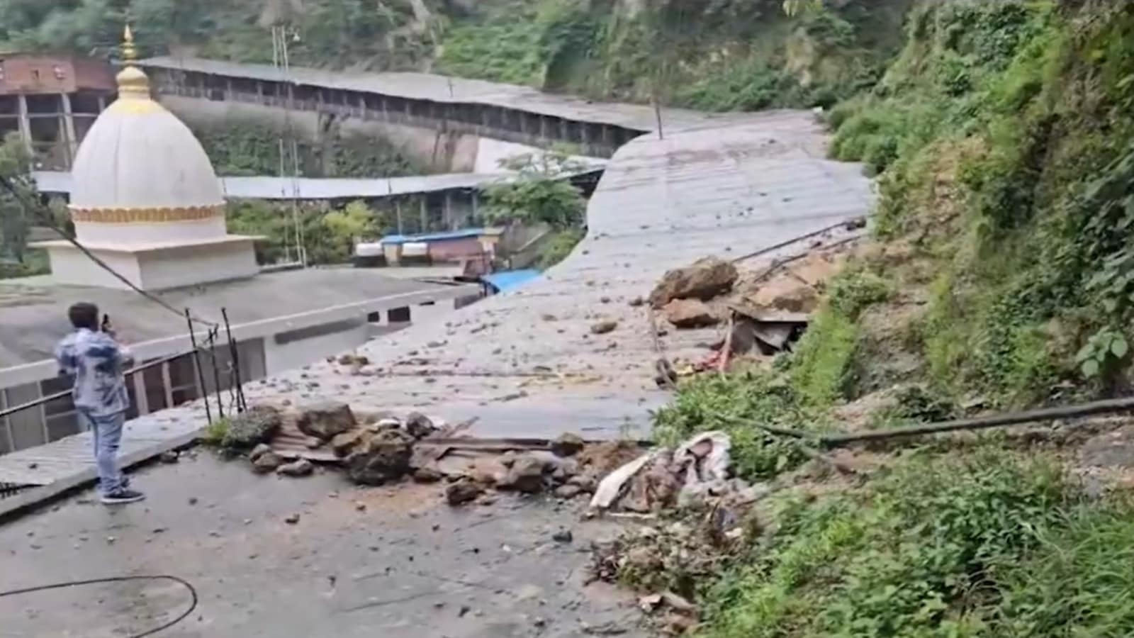 Landslide on Vaishno Devi route amid heavy rain in Katra, yatra resumes ...