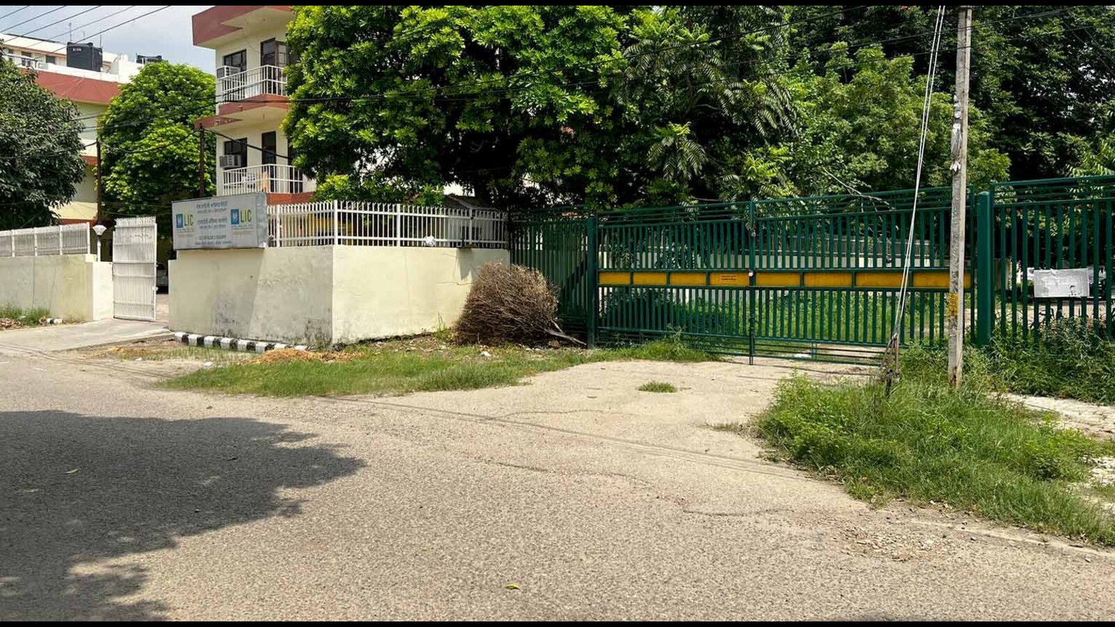 Residents complain against closed gates in Dugri | Hindustan Times