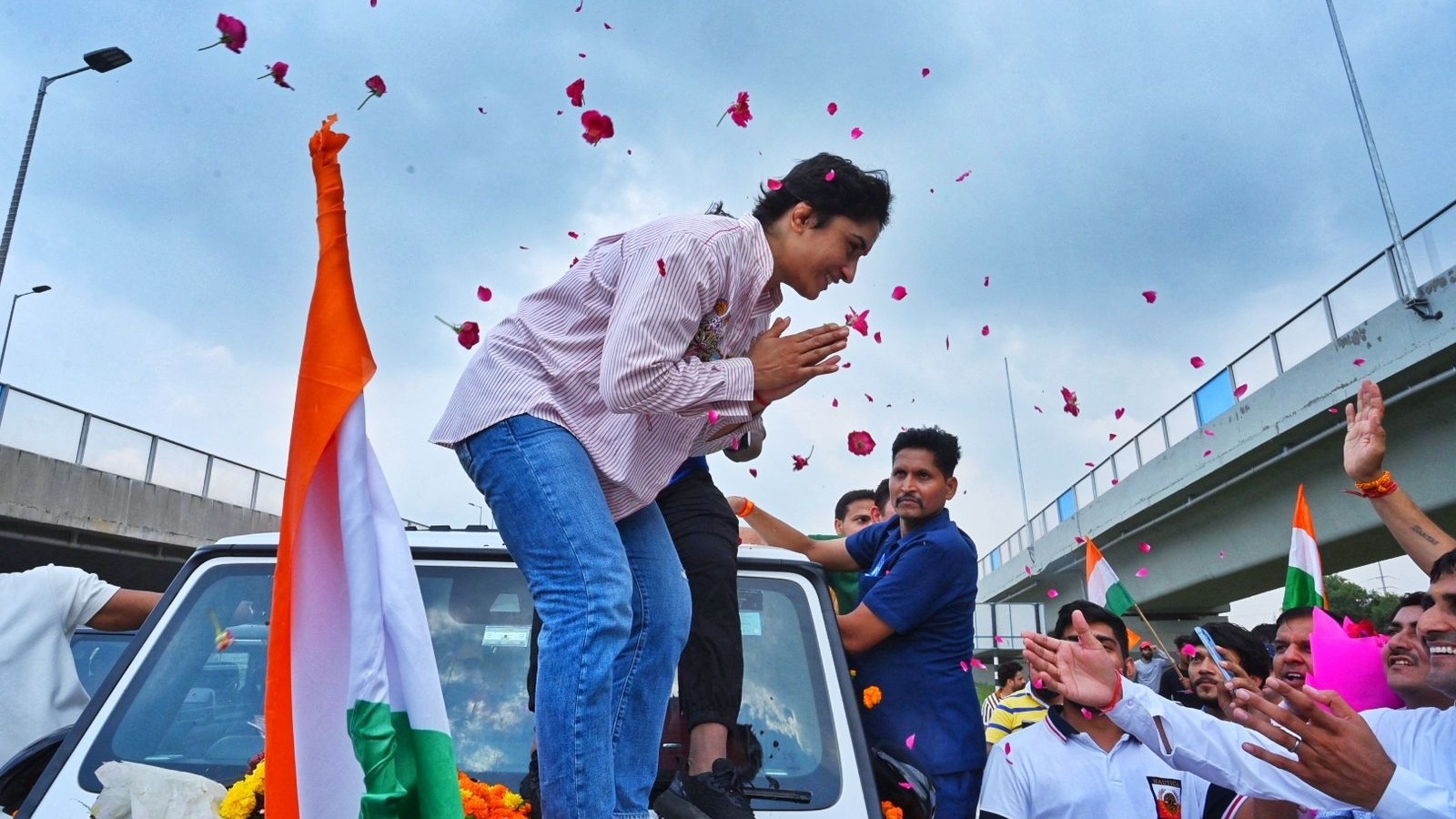 Vinesh Phogat sits on top of a car in grand show, fans follow her ...