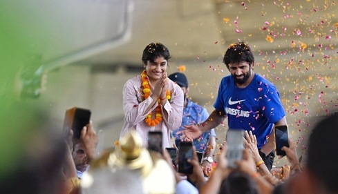 Vinesh Phogat sits on top of a car in grand show, fans follow her ...