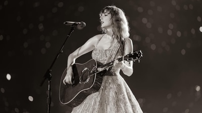 Taylor Swift uses snake-like motion to wave goodbye at London concert ...