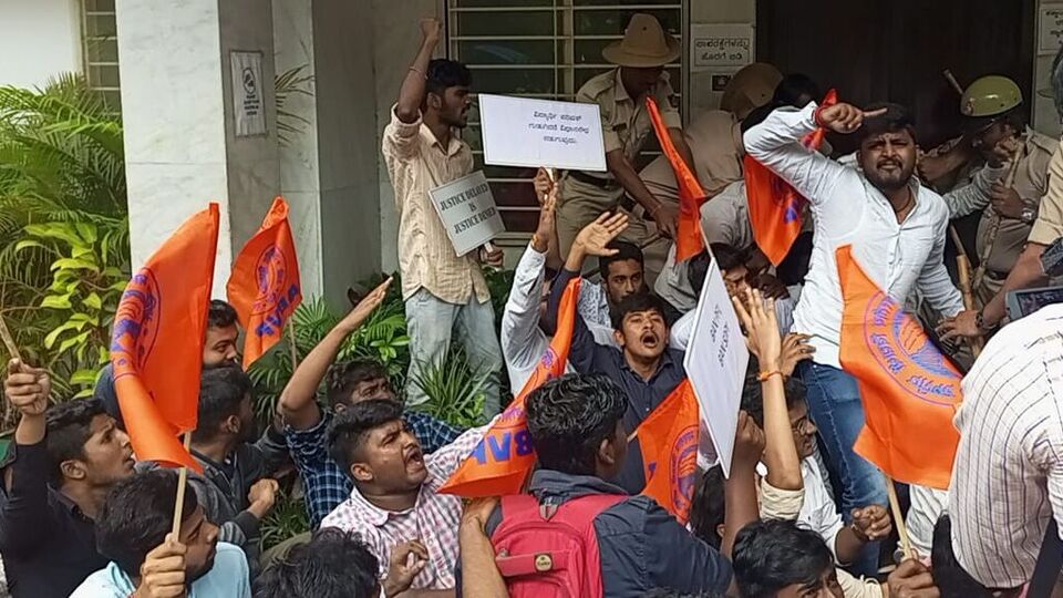 ABVP Protest: ಗೃಹಸಚಿವರ ಮನೇಲಿ ಹೈಡ್ರಾಮಾ;ಎಬಿವಿಪಿ ಪ್ರತಿಭಟನೆಗೆ ಗೃಹ ಸಚಿವರು ...